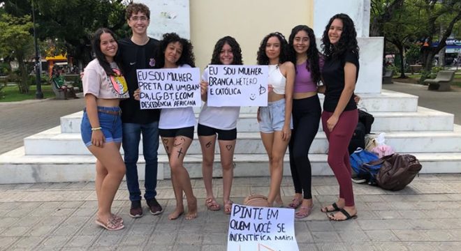 Em Juazeiro, alunos de escola municipal realizam ato na praça Padre ... Em Juazeiro, alunos de escola municipal realizam ato na praça Padre ...