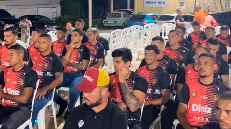 Desabafo de ex-presidente e lançamento de uniformes marcam apresentação ...