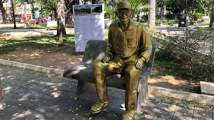 Praça Padre Cícero recebe estátua em homenagem ao professor Daniel ...