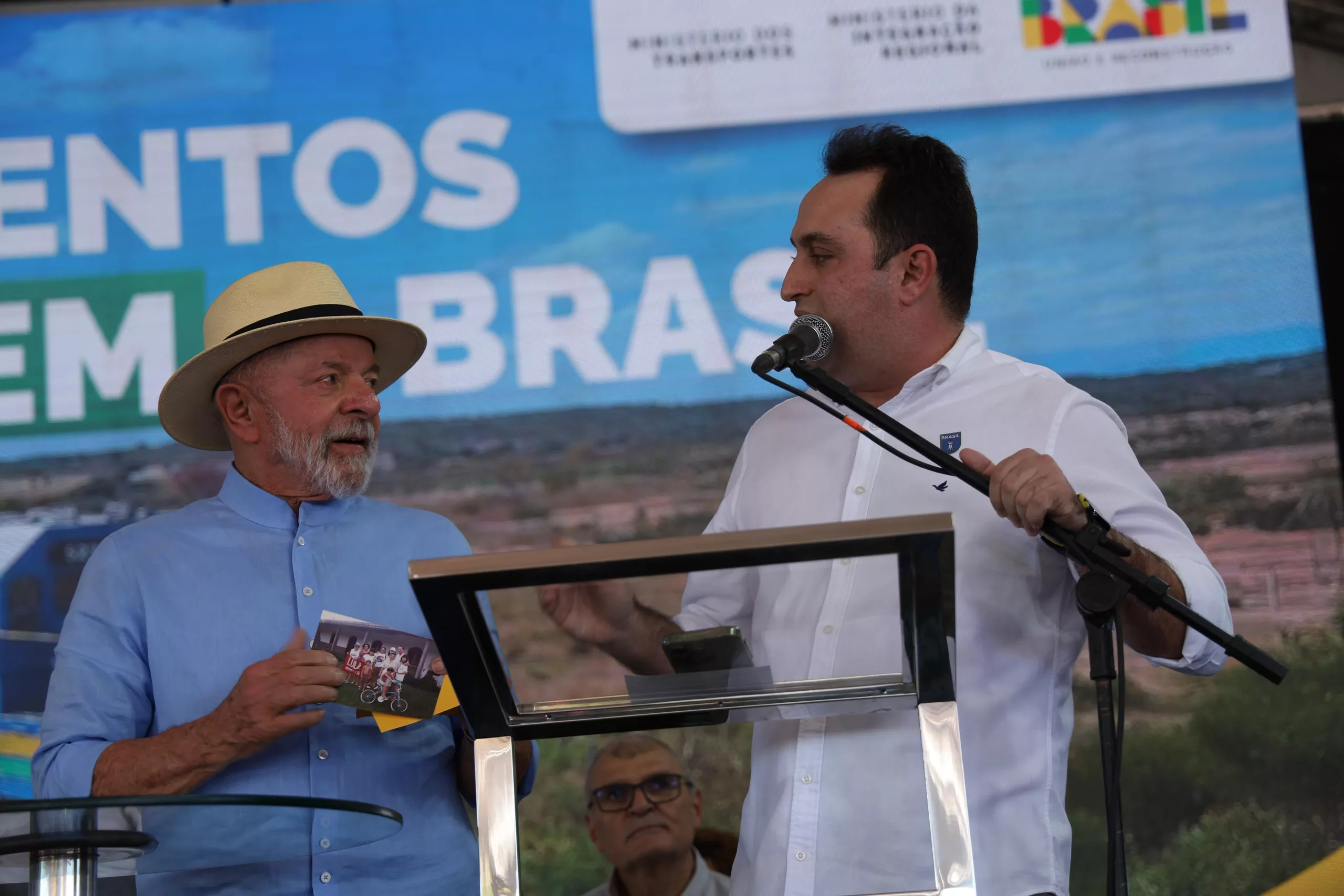 Prefeito de Missão Velha entrega a Lula foto de infância segurando ...